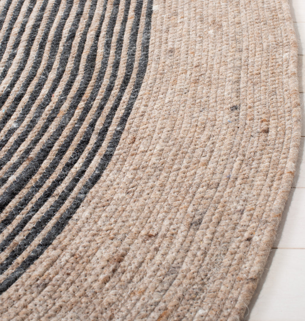 Safavieh Braided BRD904B Beige / Black Area Rug – Incredible Rugs and Decor